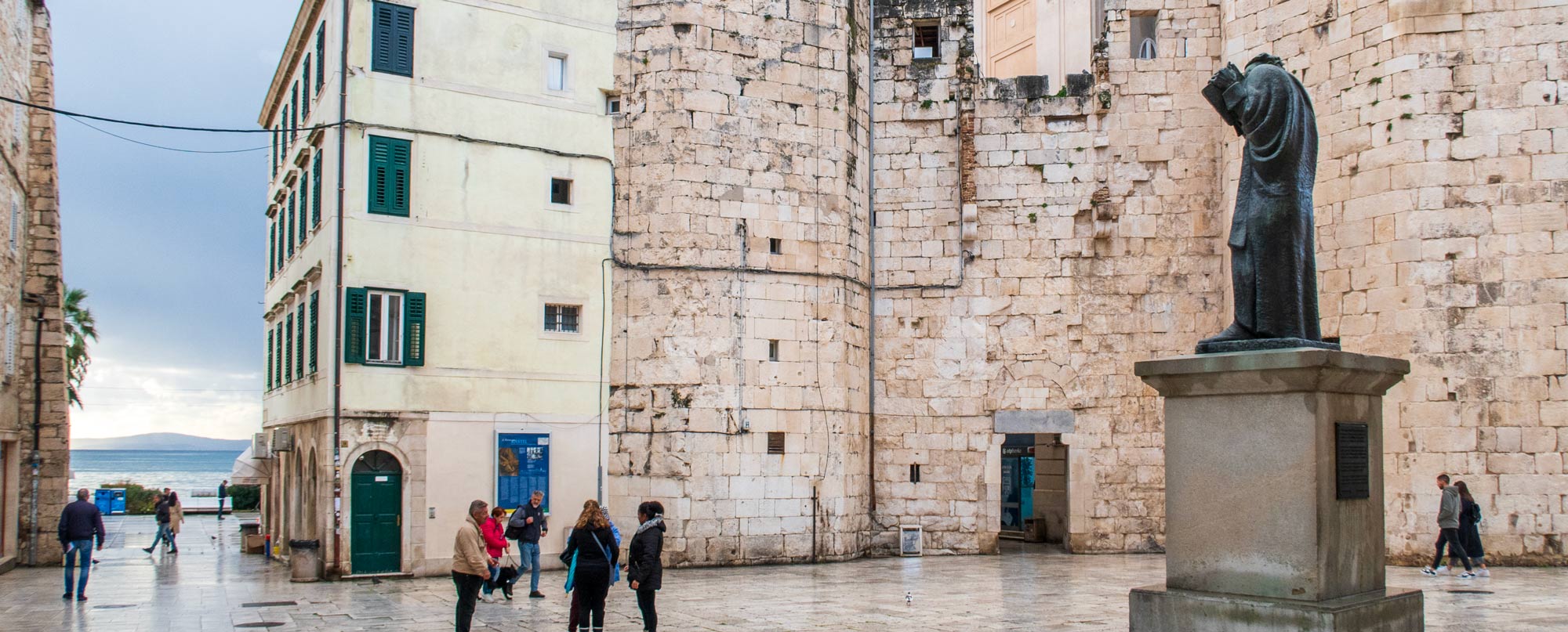 Spomenik Marku Maruliću u Splitu smještaj i apartmani u okolici ...