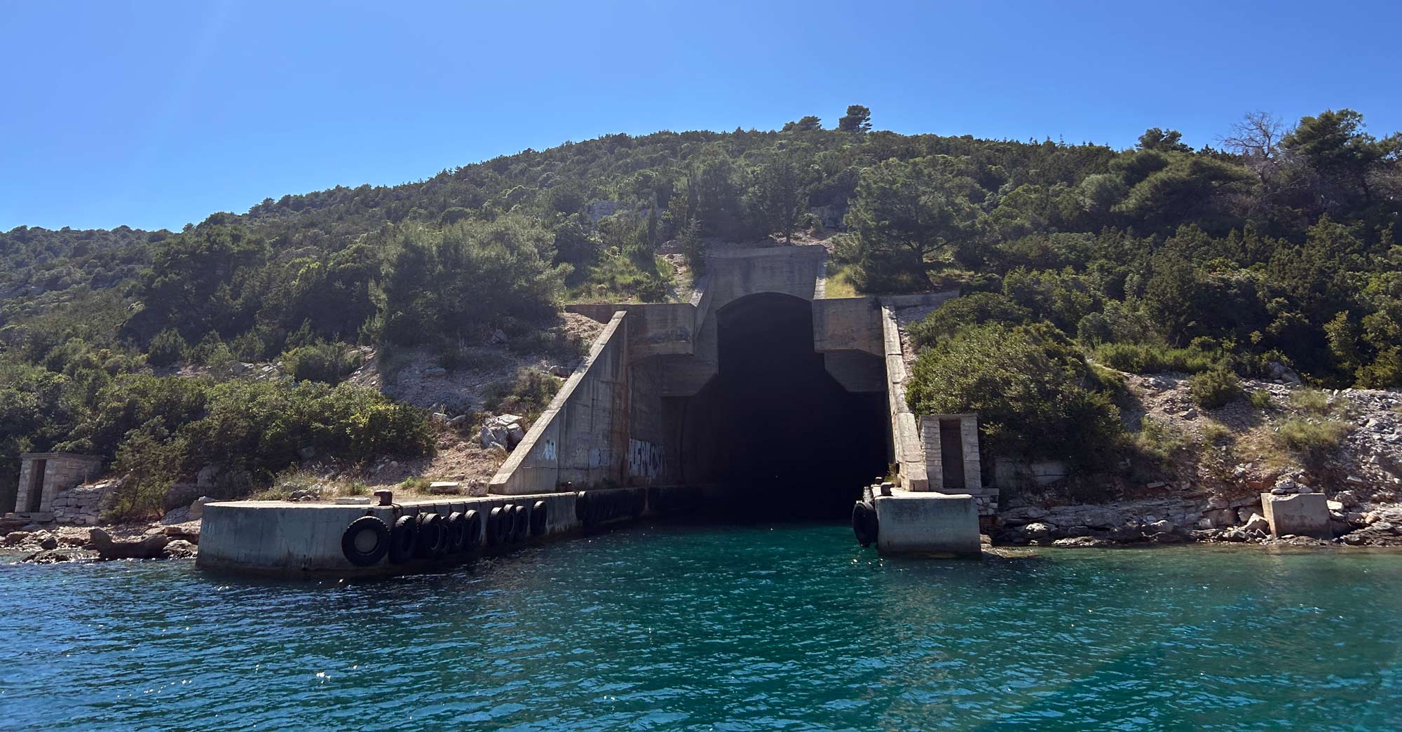 Vojni tunel na Dugom otoku smještaj i apartmani u okolici | Apartmanija.hr